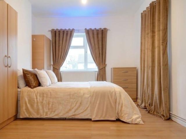 Room in a Shared Flat, Whitechapel Road, E1