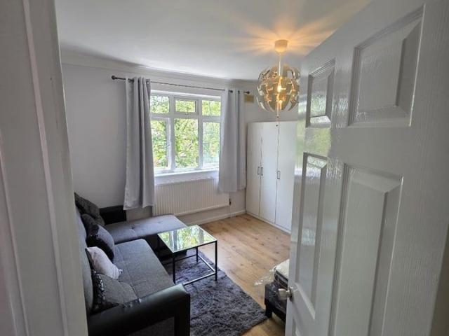 Room in a Shared Flat, Wychwood Avenue, CR7