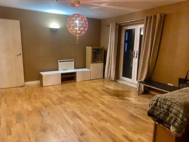 Room in a Shared Flat, The Garden House, M4