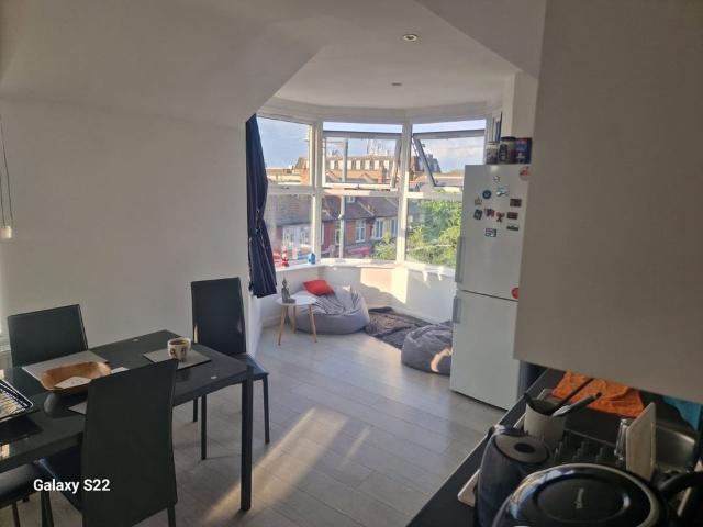 Room in a Shared Flat, Upper Richmond Road West, SW14