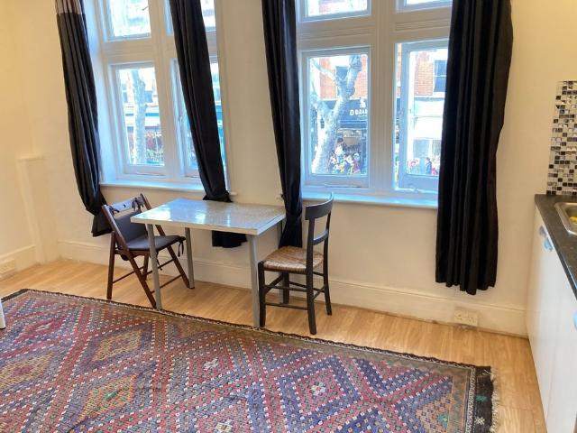Room in a Shared Flat, Very Near Chiswick High Road Area, W4