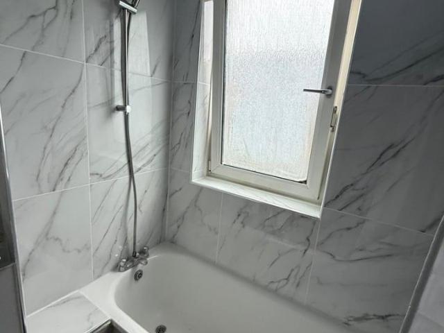 Room in a Shared House, Martindale House, E14