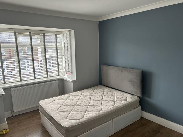 Room in a Shared House, Martindale Road, TW4