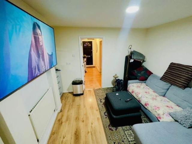 Room in a Shared House, Milverton Gardens, IG3
