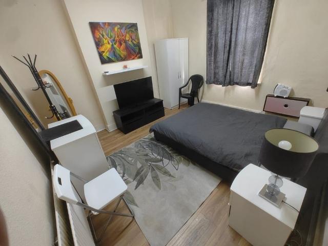 Room in a Shared House, Montague Road, TW3
