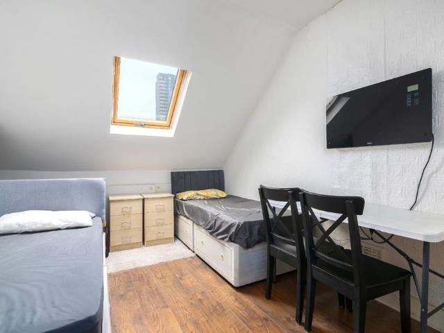 Room in a Shared House, Montague Road, TW3