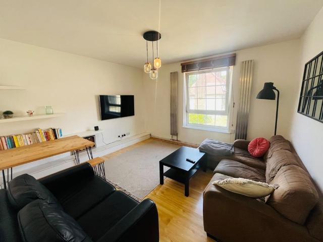 Room in a Shared House, Mountearl Gardens, SW16