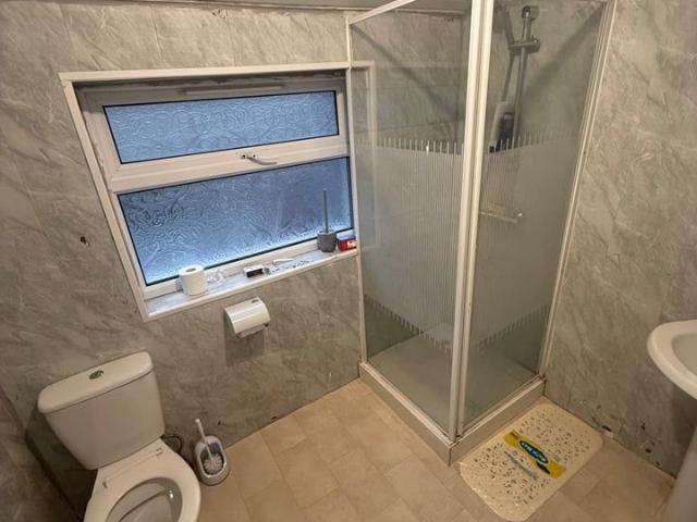 Room in a Shared House, Nansen Road, B8