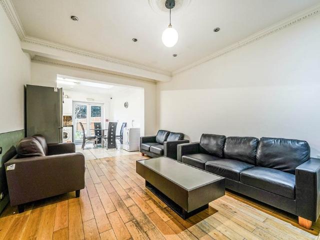 Room in a Shared House, Nelson Gardens, TW3