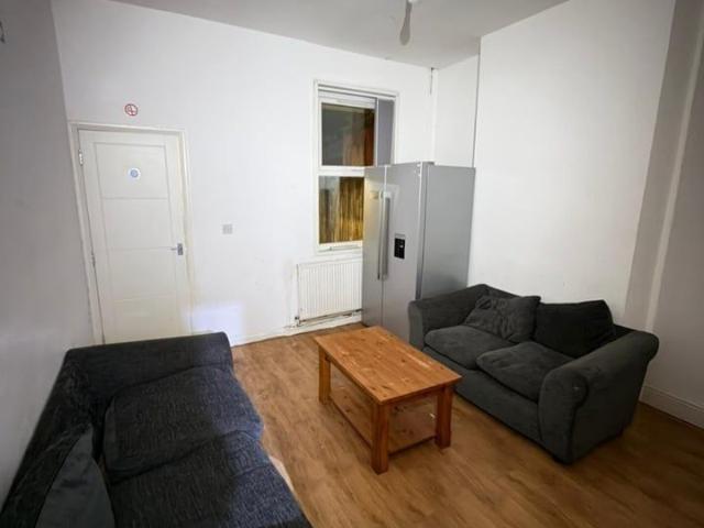 Room in a Shared House, Nelson Road, B6