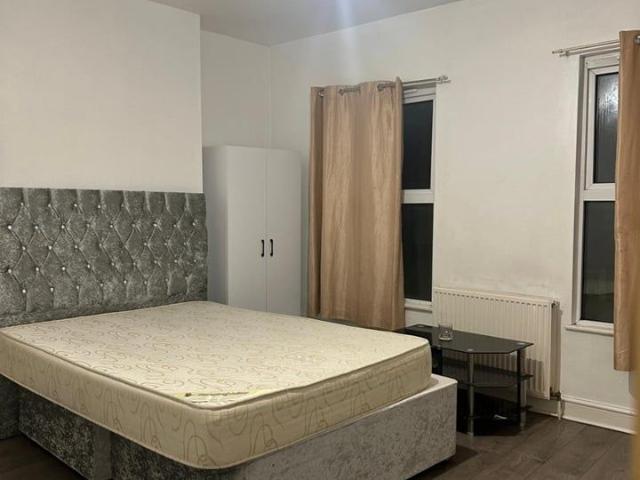 Room in a Shared House, Newman Road, E13