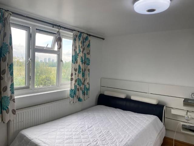 Room in a Shared House, Newbury Park, IG2