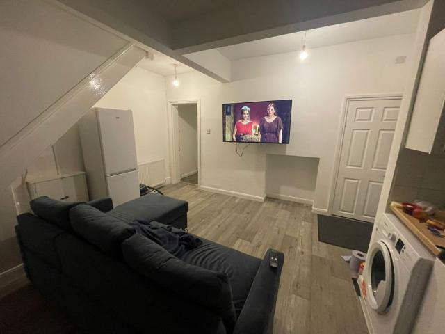 Room in a Shared House, Newcombe Road, SO15