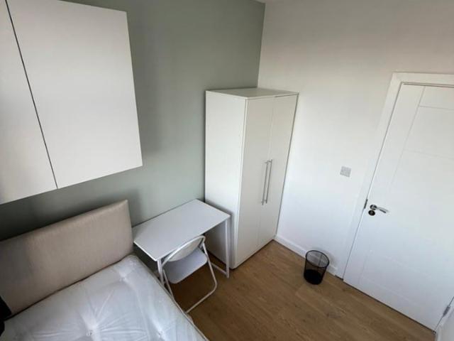 Room in a Shared House, North Circular Road, NW10