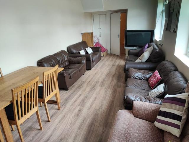 Room in a Shared House, Oval Road, B24