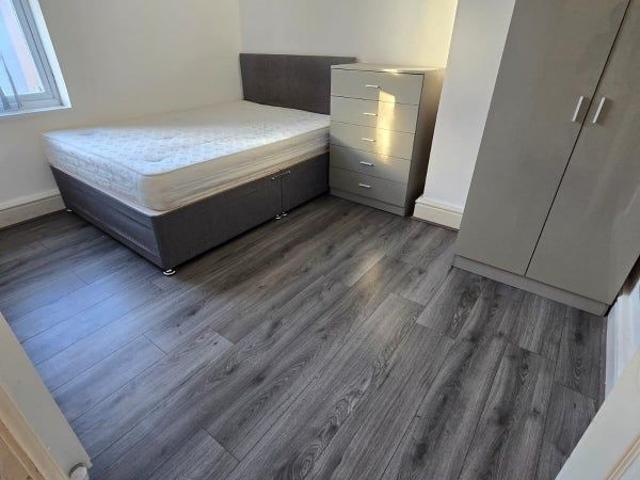 Room in a Shared House, Alms Hill Road, M8