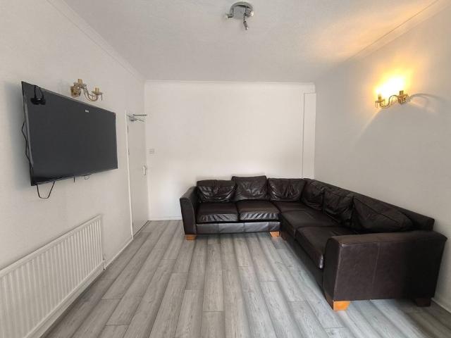 Room in a Shared House, Ansell Road, SW17