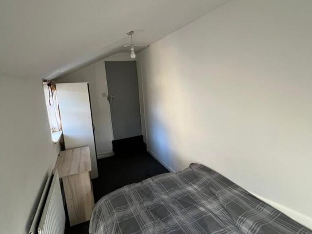 Room in a Shared House, Ash Road, B8
