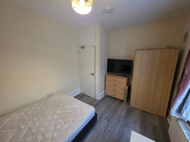 Room in a Shared House, Baronet Road, N17