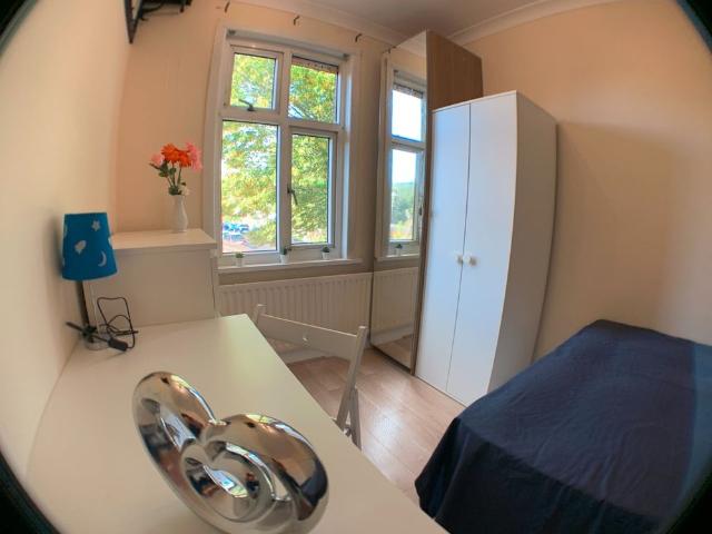 Room in a Shared House, Barlow Road, W3