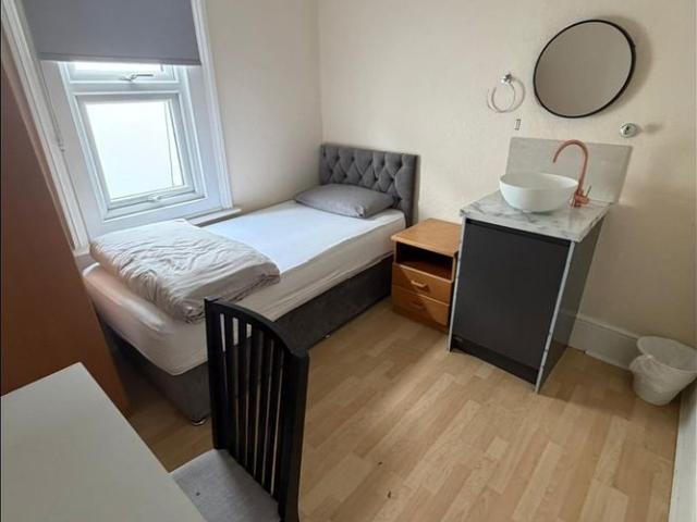 Room in a Shared House, Bath Road, TW3