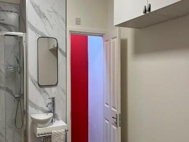 Room in a Shared House, Bedford, L4