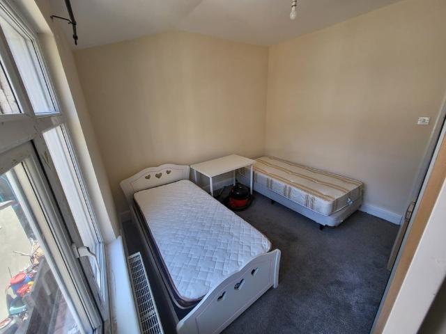 Room in a Shared House, Bell Lane, NW4