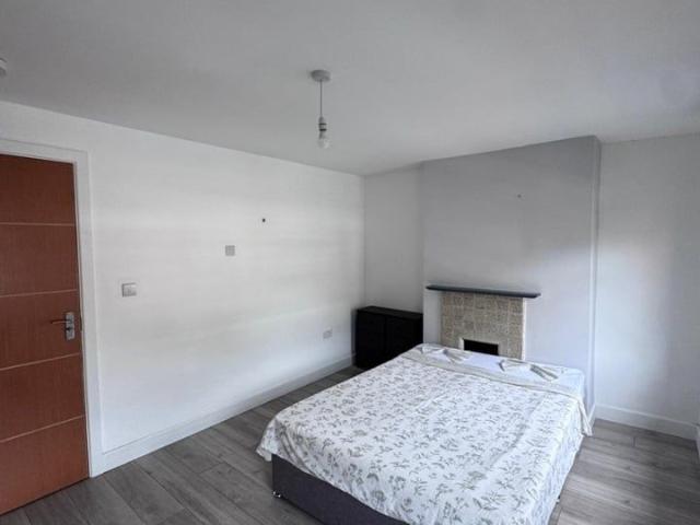 Room in a Shared House, Birkbeck Road, N17