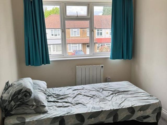 Room in a Shared House, Carmelite Road, HA3