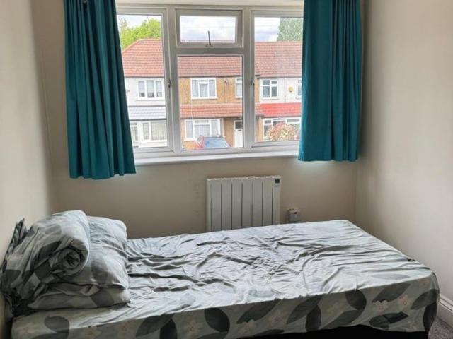 Room in a Shared House, Carmelite Road, HA3