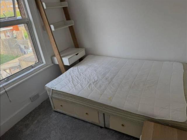 Room in a Shared House, Carlyle Road, E12