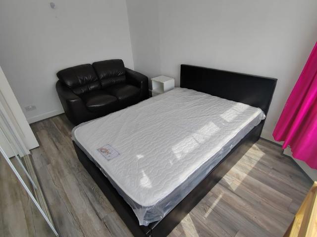 Room in a Shared House, Central Avenue, TW3