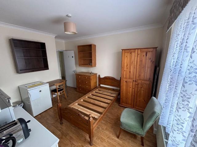 Room in a Shared House, Chalk Farm Road, NW1