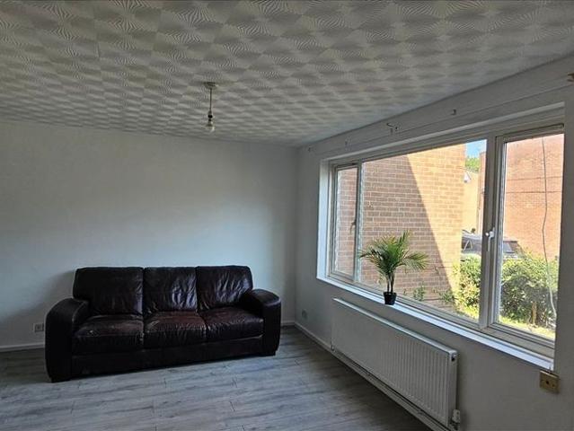 Room in a Shared House, Challice Way, SW2