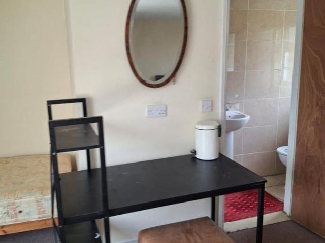 Room in a Shared House, Charter Crescent, TW4