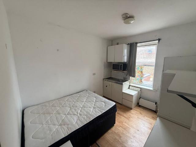 Room in a Shared House, Chiswick High Road, W4