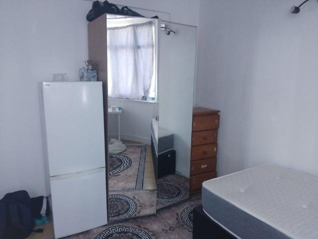 Room in a Shared House, Church Lane, NW9