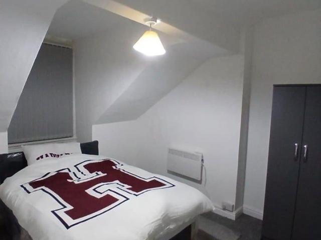Room in a Shared House, City Road, B16
