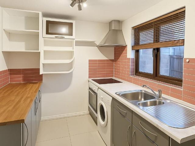 Room in a Shared House, Claire Place, E14