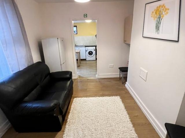 Room in a Shared House, Claremont Road, W9