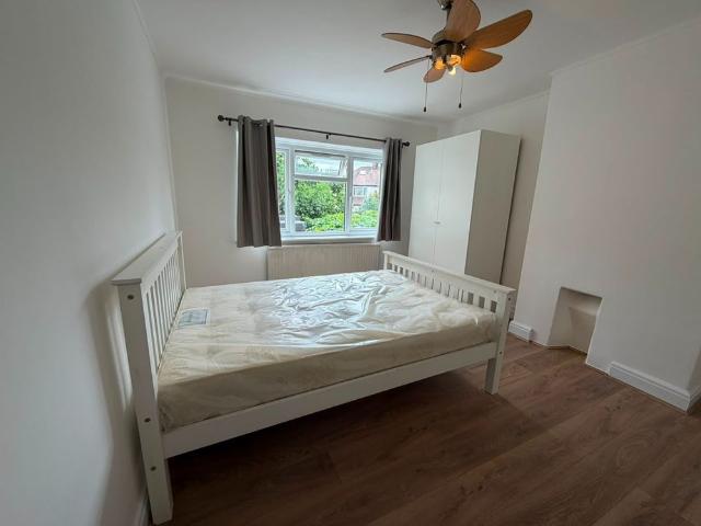 Room in a Shared House, Cleveley Crescent, W5
