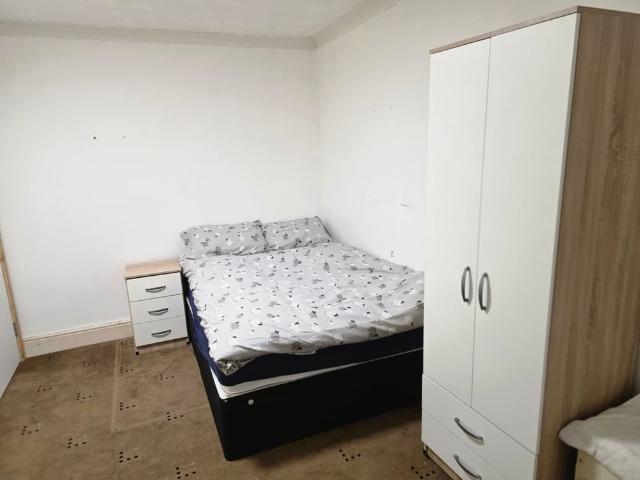 Room in a Shared House, Colonial Road, B9