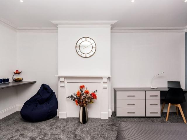 Room in a Shared House, College Road, RG6