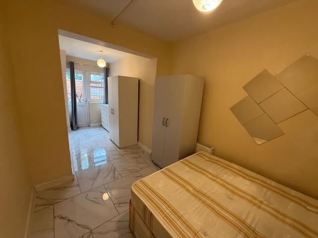 Room in a Shared House, Conley Road, NW10