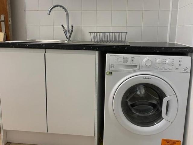 Room in a Shared House, County Road, L4