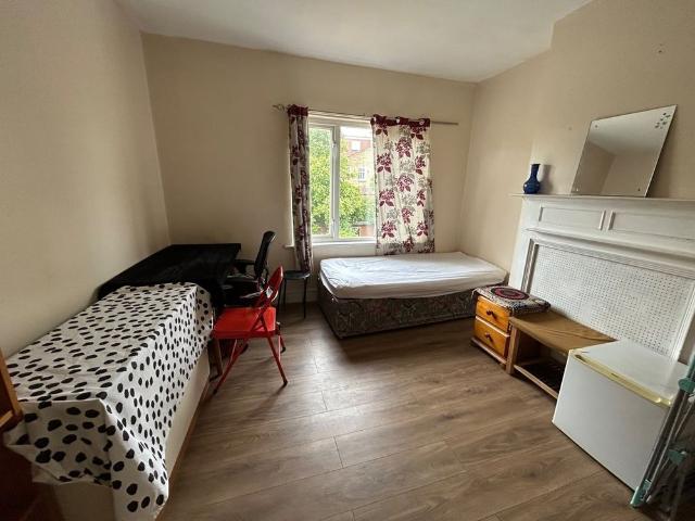 Room in a Shared House, Durnsford Road, SW19