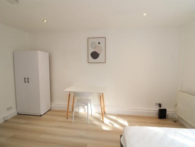 Room in a Shared House, Darter House, N4