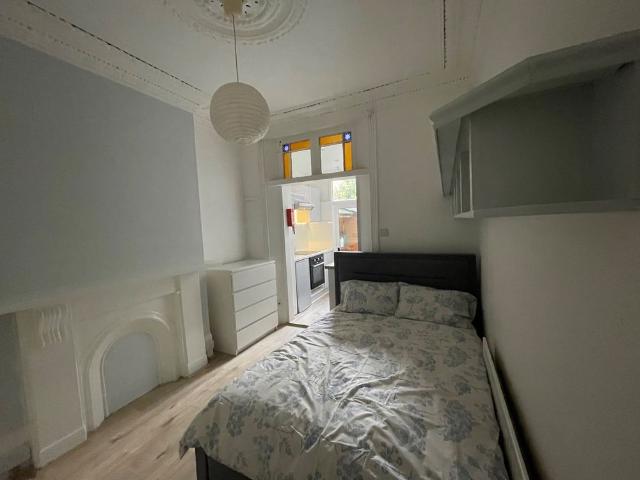 Room in a Shared House, Davisville Road, W12