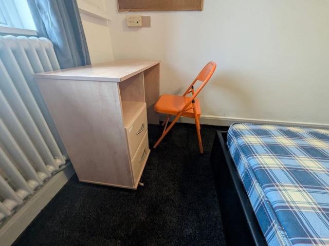 Room in a Shared House, Demesne Road, M16