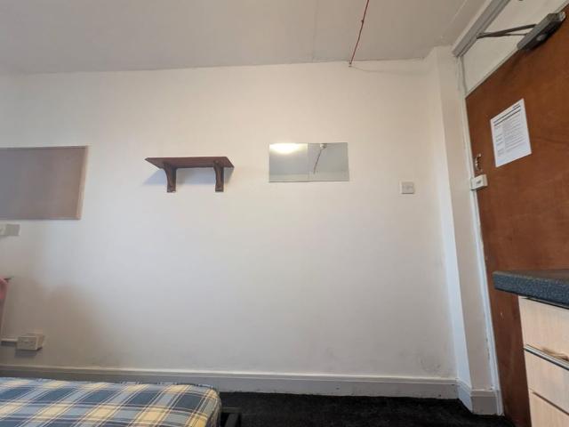 Room in a Shared House, Demesne Road, M16